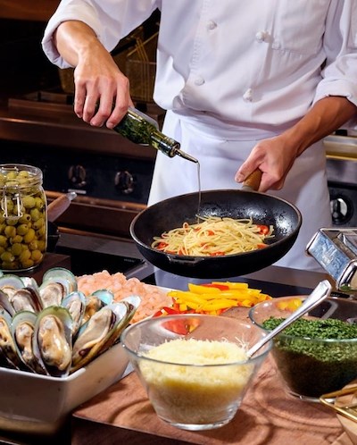 Feast on Local and Western Cuisines | Singapore Marriott Tang Plaza Hotel